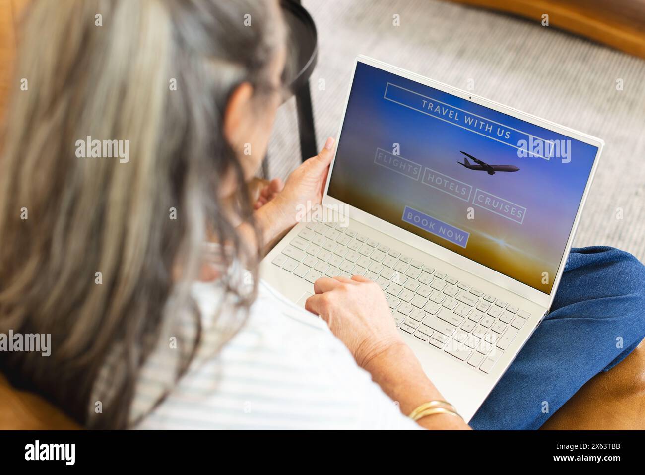 Mature woman wearing grey hi-res stock photography and images - Alamy