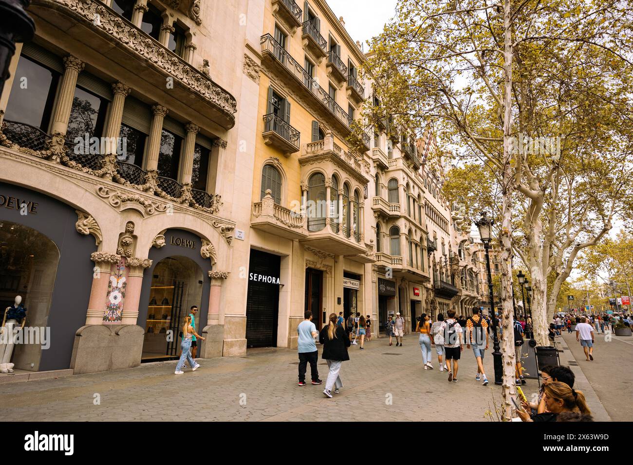 Passage de Gracia avenue with its architectural buildings and shopping centers Stock Photo - Alamy