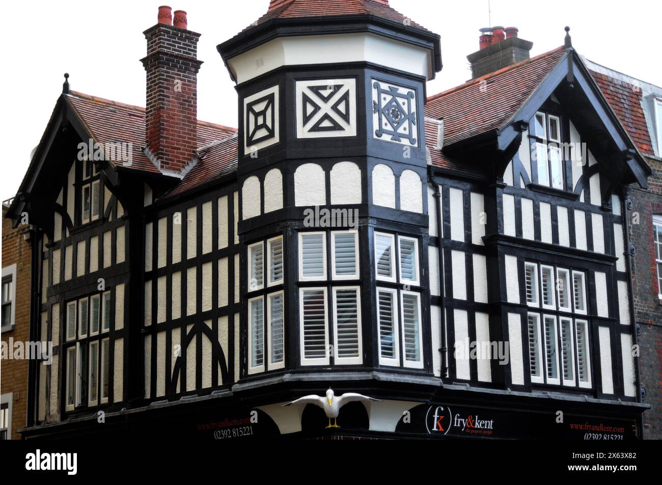 ENGLAND COASTAL PATH, THE OLD SEAGULL PUB, BROAD STREET, OLD PORTSMOUTH ...