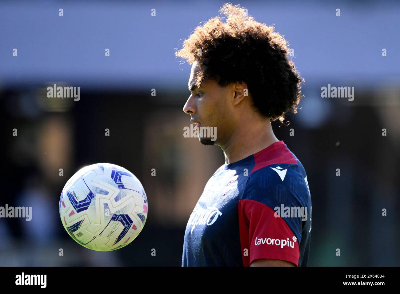 Joshua Zirkzee of Bologna FC warms up during the Serie A football match ...