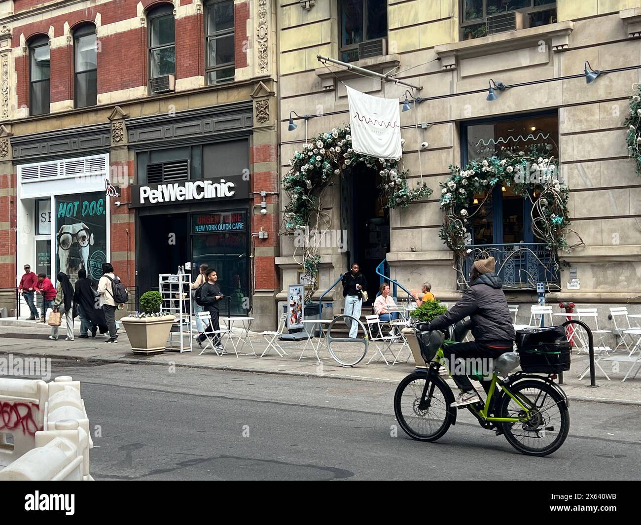 NYU students and others walk along University Place in the greenwich ...