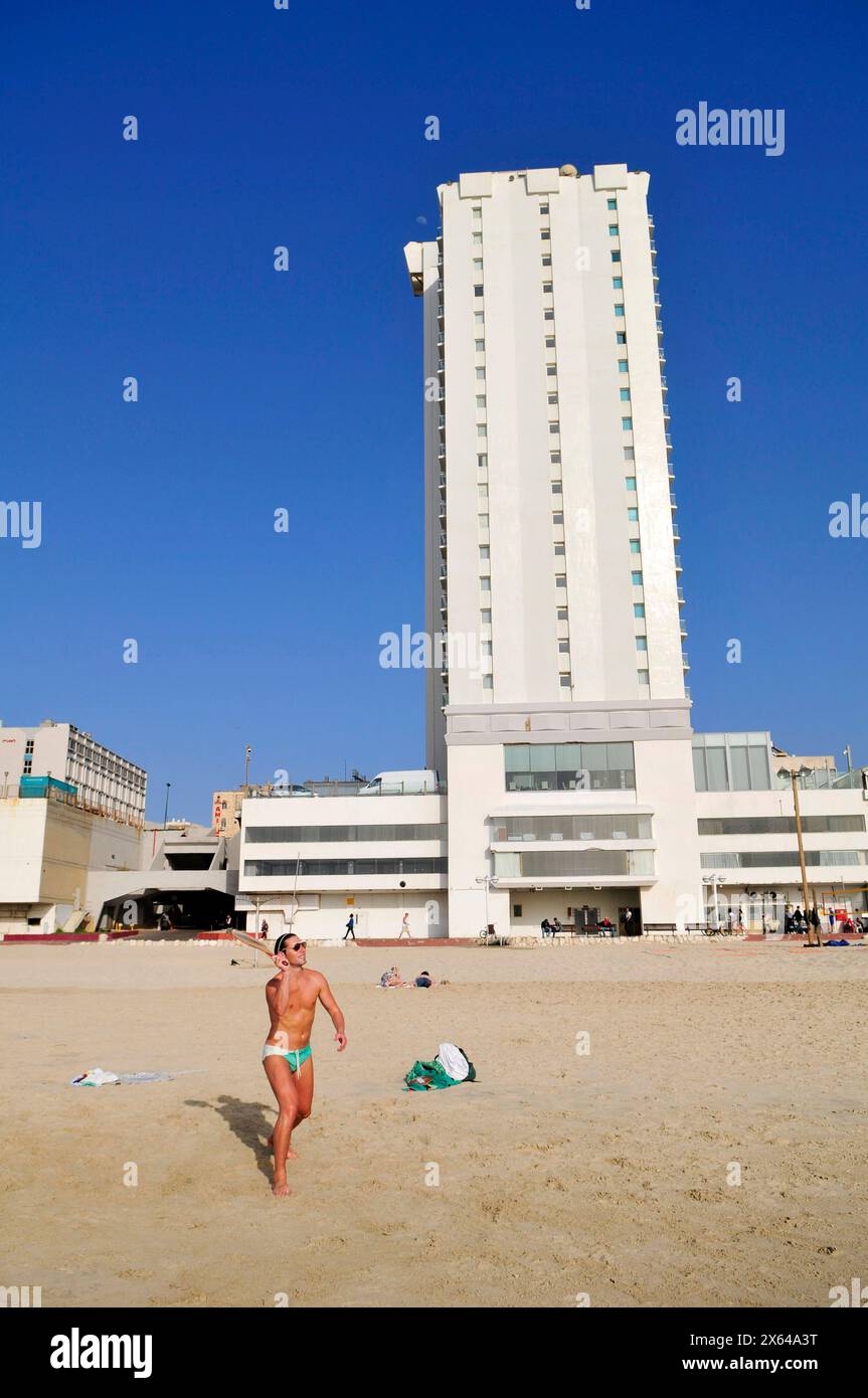 Playing Matkot ( paddle ball ) on the beach in Tel-Aviv Stock Photo - Alamy