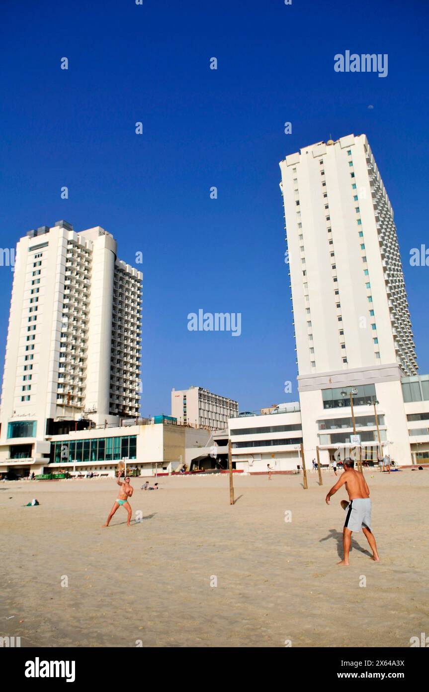 Playing Matkot ( paddle ball ) on the beach in Tel-Aviv Stock Photo - Alamy