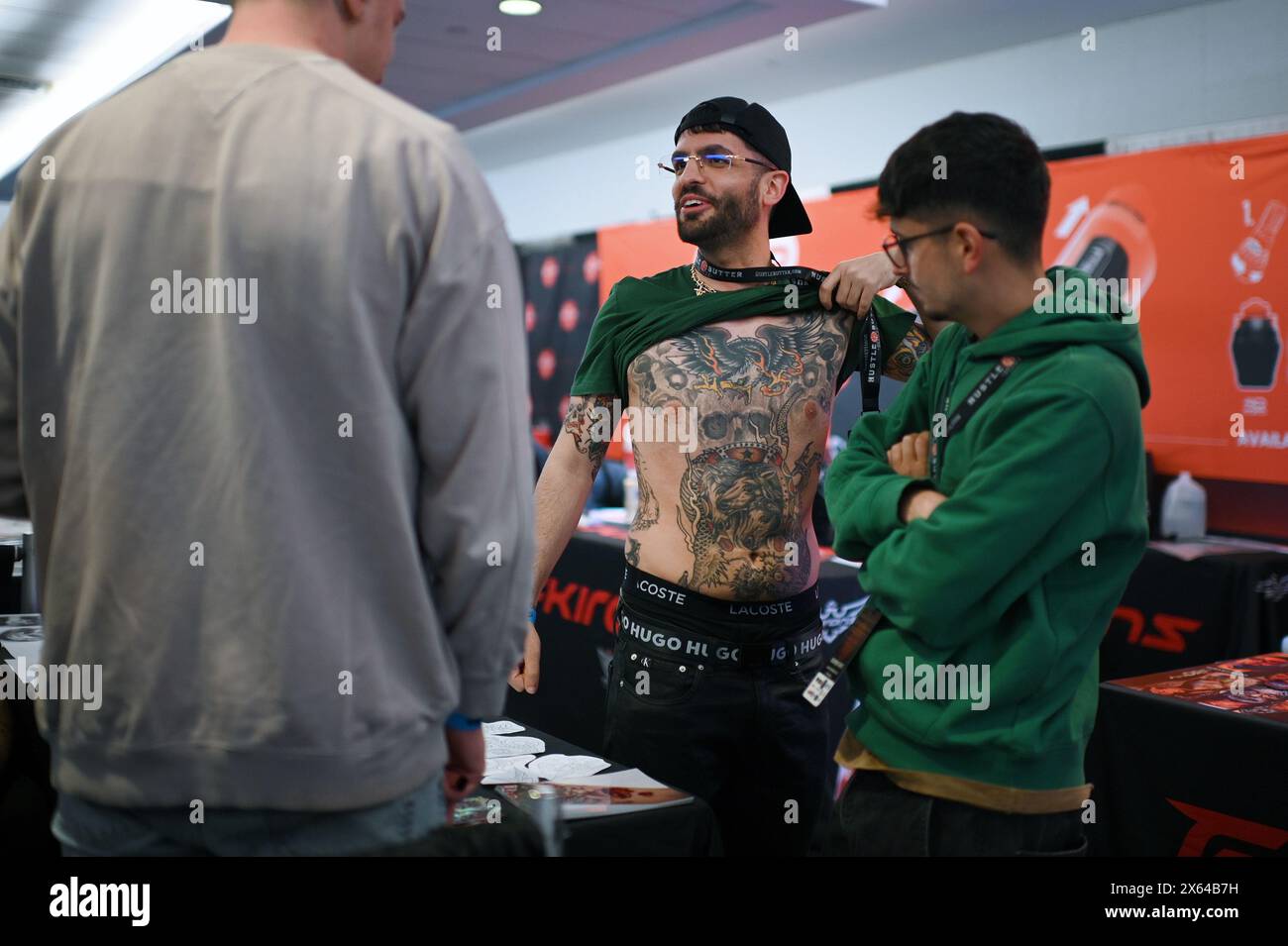 Live tattooing hi-res stock photography and images - Alamy