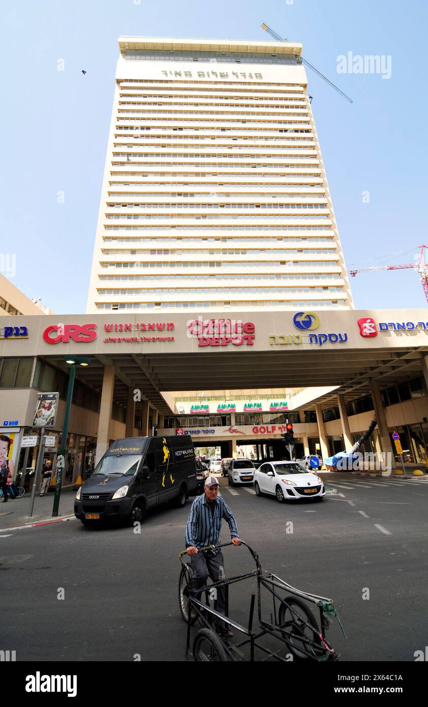 Shalom Meir tower in Tel-Aviv, Israel Stock Photo - Alamy