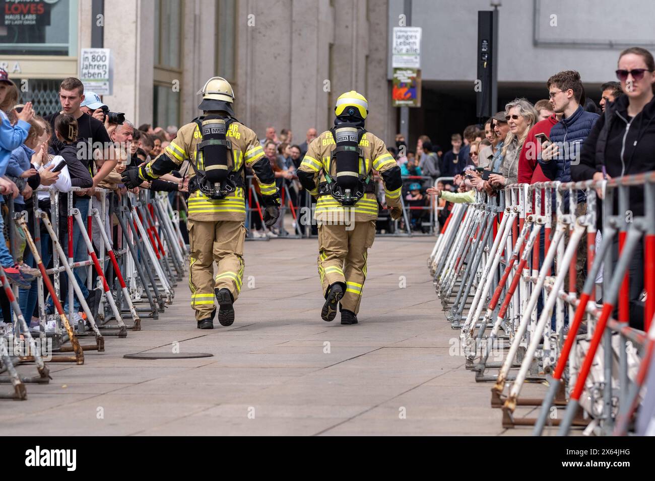 12. Firefighter Stairrun Berlin 2024 - Feuerwehrleute aus 11 Nationen ...
