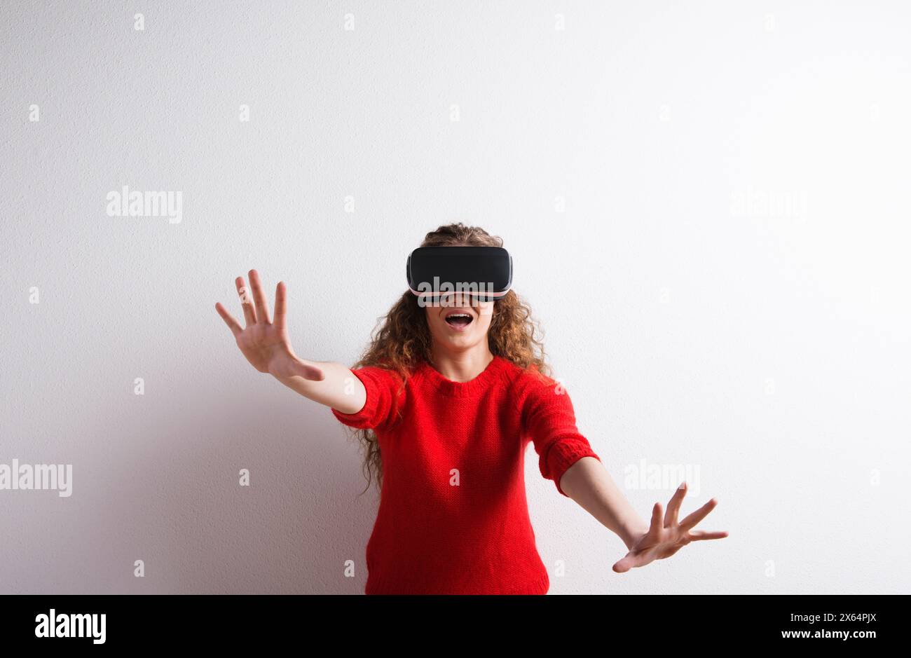 Young teenage girl with VR headset. Virutal reality, VR technology ...