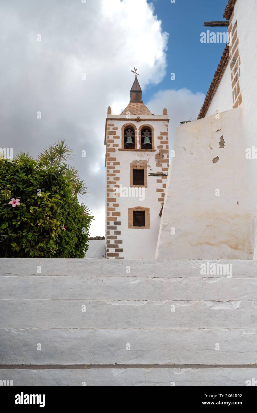 Tall building steeple surrounded hi-res stock photography and images ...