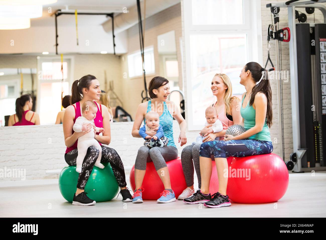 Baby movement class. Parents helping babies to improve motor skills ...