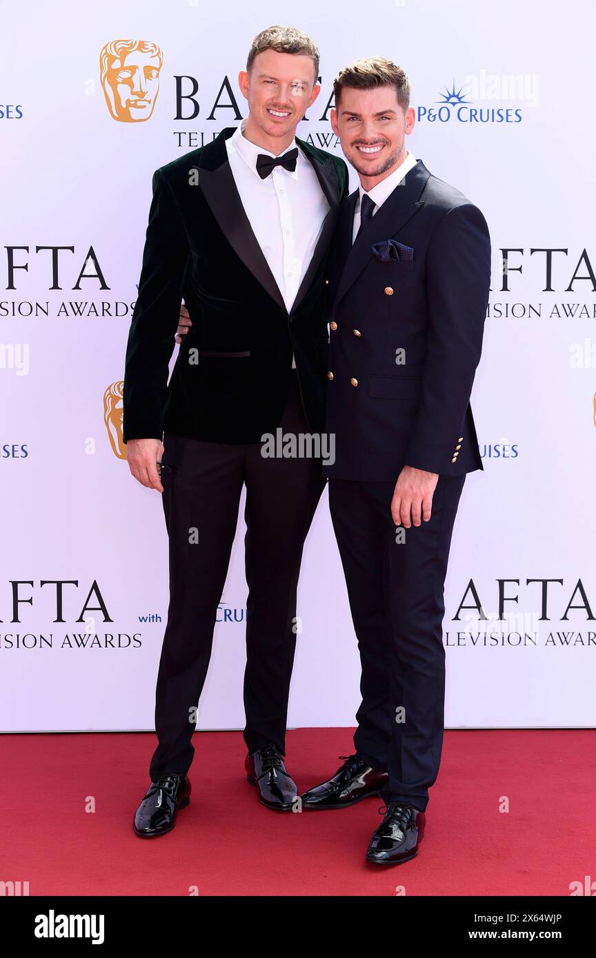 Kieron Richardson mit Ehemann Carl Hyland bei der Verleihung der BAFTA ...
