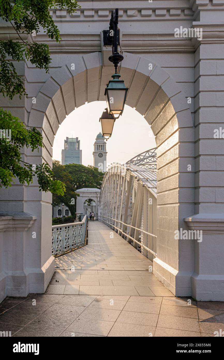 Archway entrance to the 1910 Anderson Bridge over the Singapore River ...
