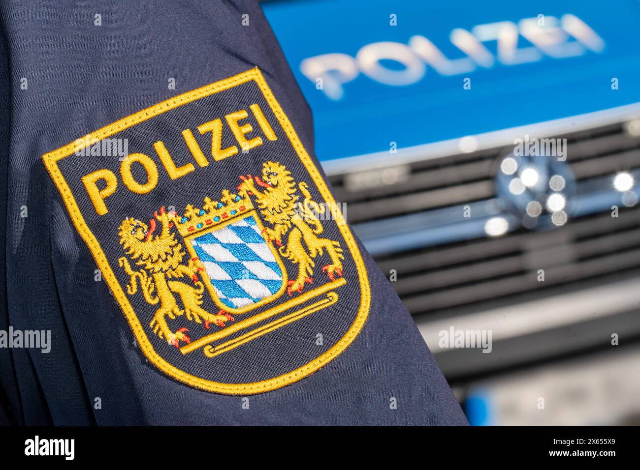 Bayerische Polizei, Wappen und Polizeifahrzeug, Aufnäher an der Uniform ...