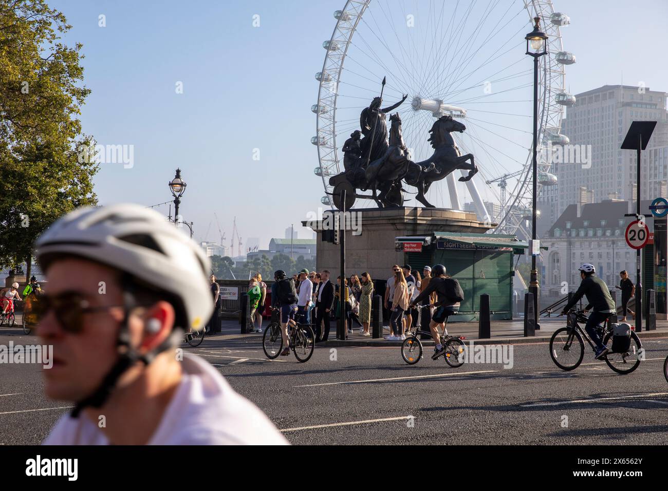 Boadicea and Her Daughters statue Westminster Bridge, London bike ...