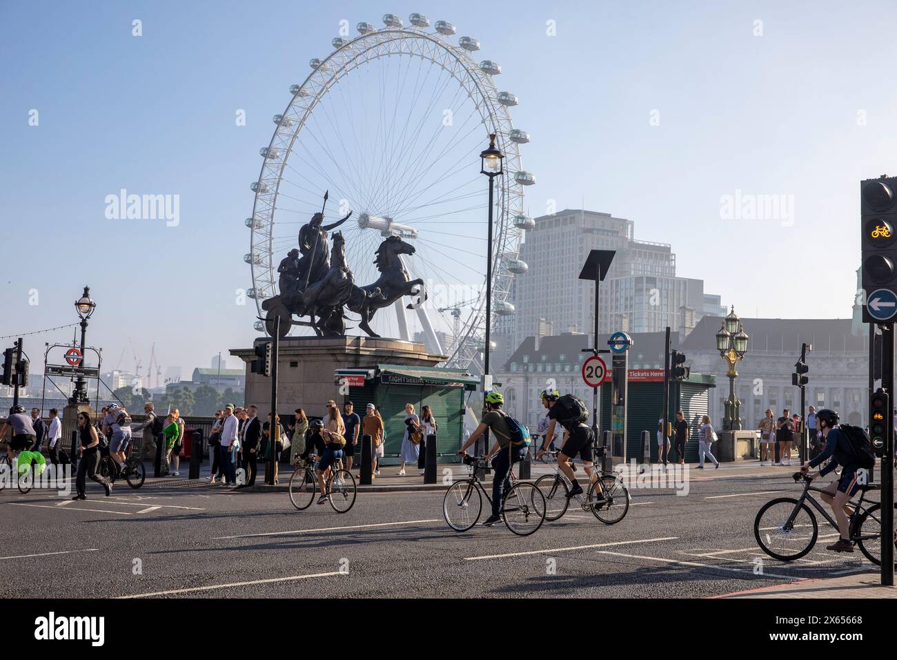Boadicea and Her Daughters statue Westminster Bridge, London bike ...