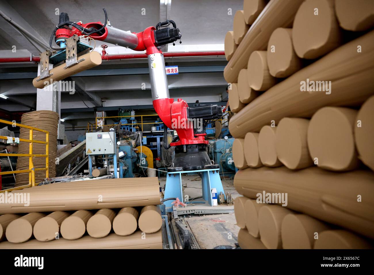 Works in mud hi-res stock photography and images - Alamy