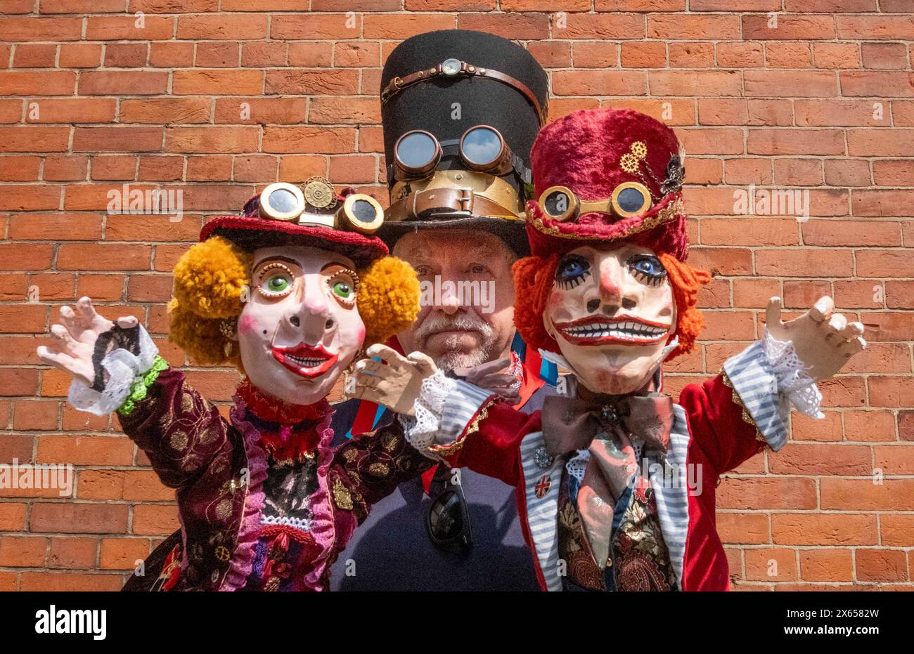 WEATHER - The May Puppet Fayre parade on the hottest day of the year ...