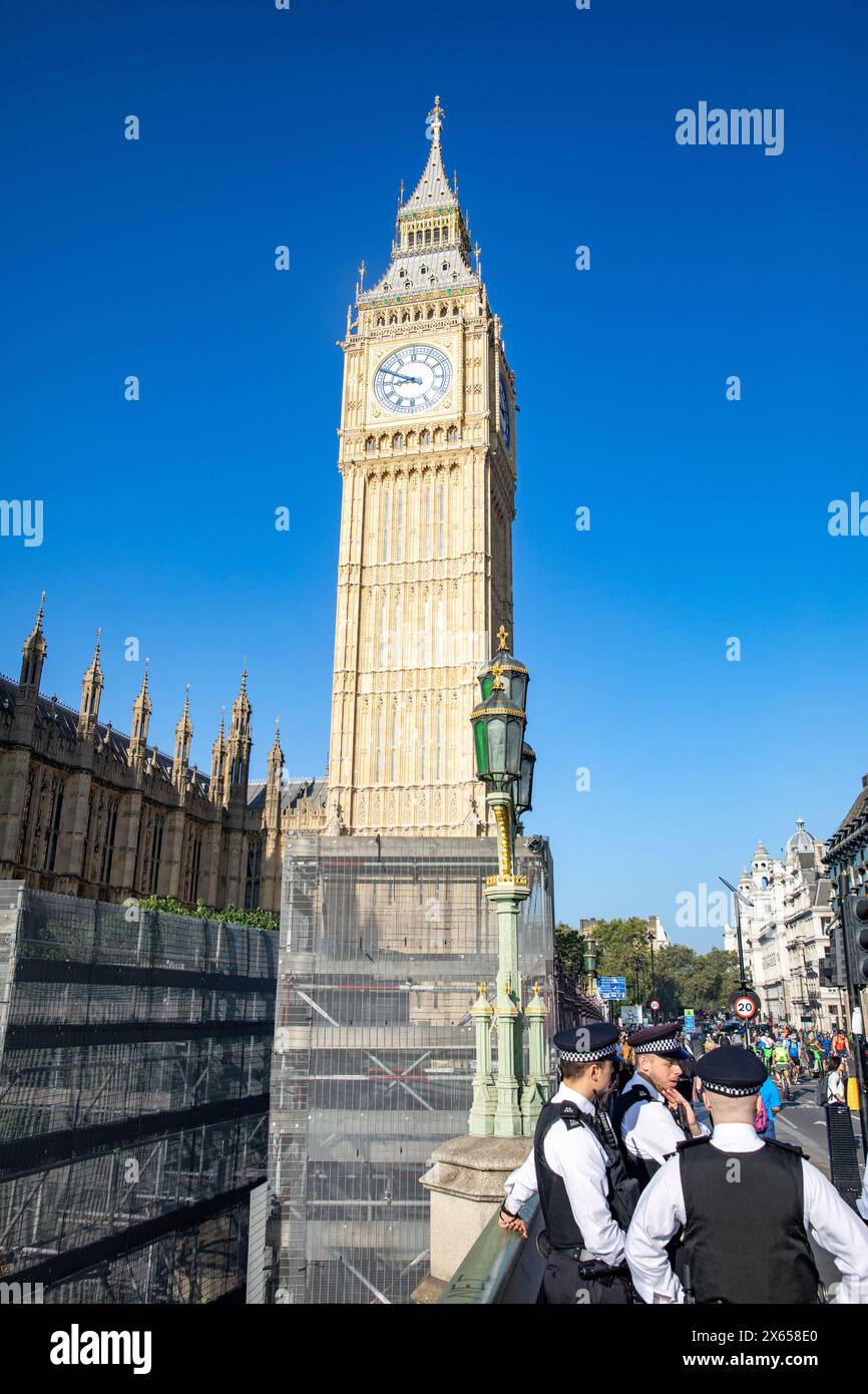 Big Ben at Palace of Westminster with Metropolitan police officers on ...