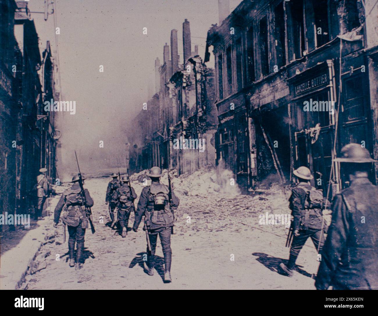 British patrol in the ruins, Cambrai, France WW1, 1918 Stock Photo - Alamy