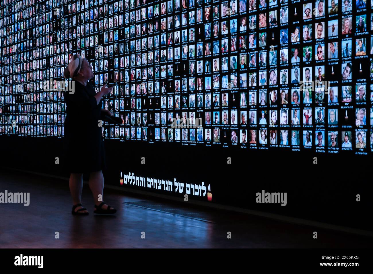 Jerusalem, Israel. 13th May, 2024. Visitors pay tribute to Israel’s ...