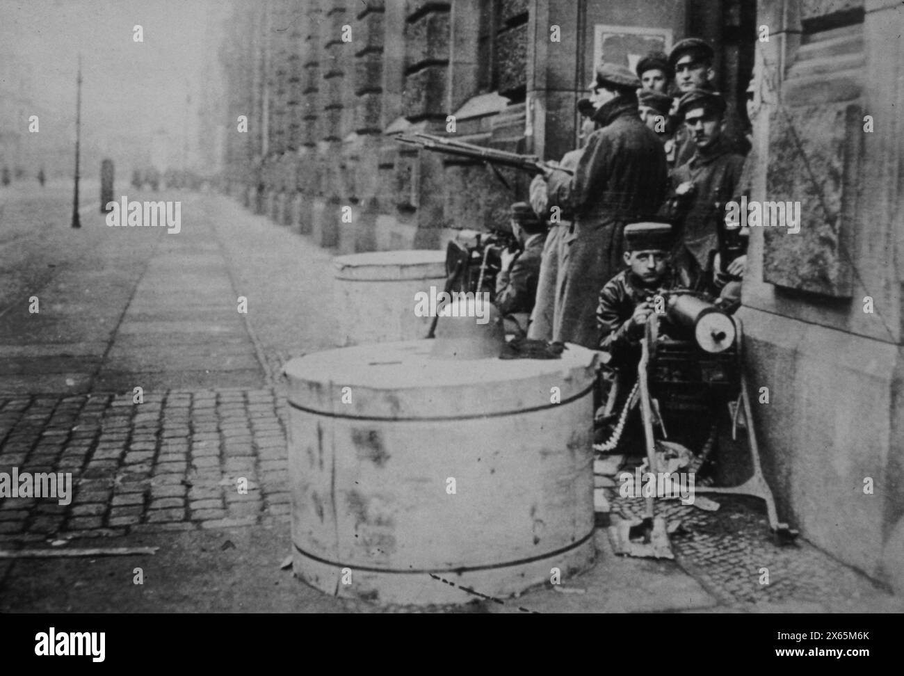 German Spartacist revolutionaries with machine guns during the uprising ...