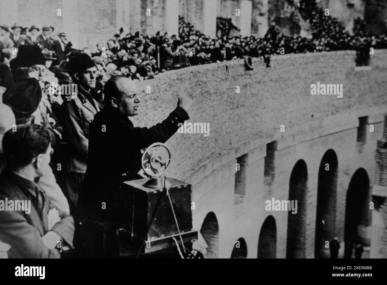 Mussolini rome speaking hi-res stock photography and images - Alamy