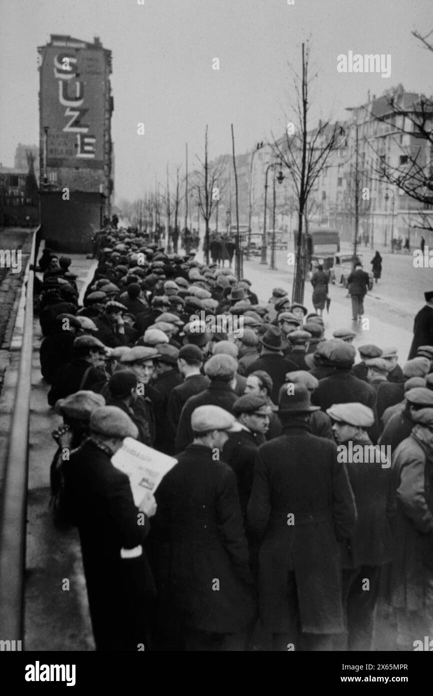 Depression in France: Unemployed men line up waiting the distribution ...