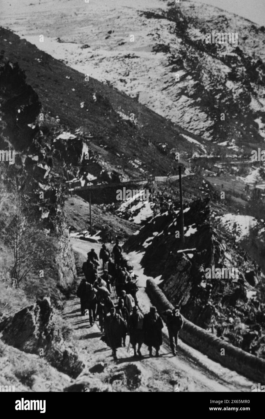 The Spanish Republican army crosses the border to seek refuge in France ...