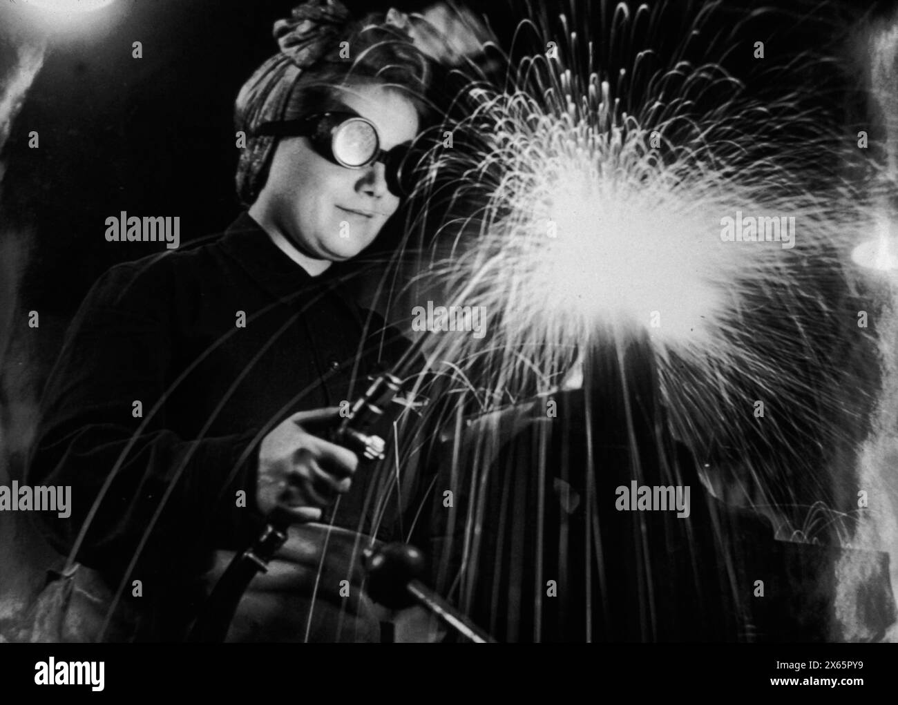 Woman welder 1940s hi-res stock photography and images - Alamy