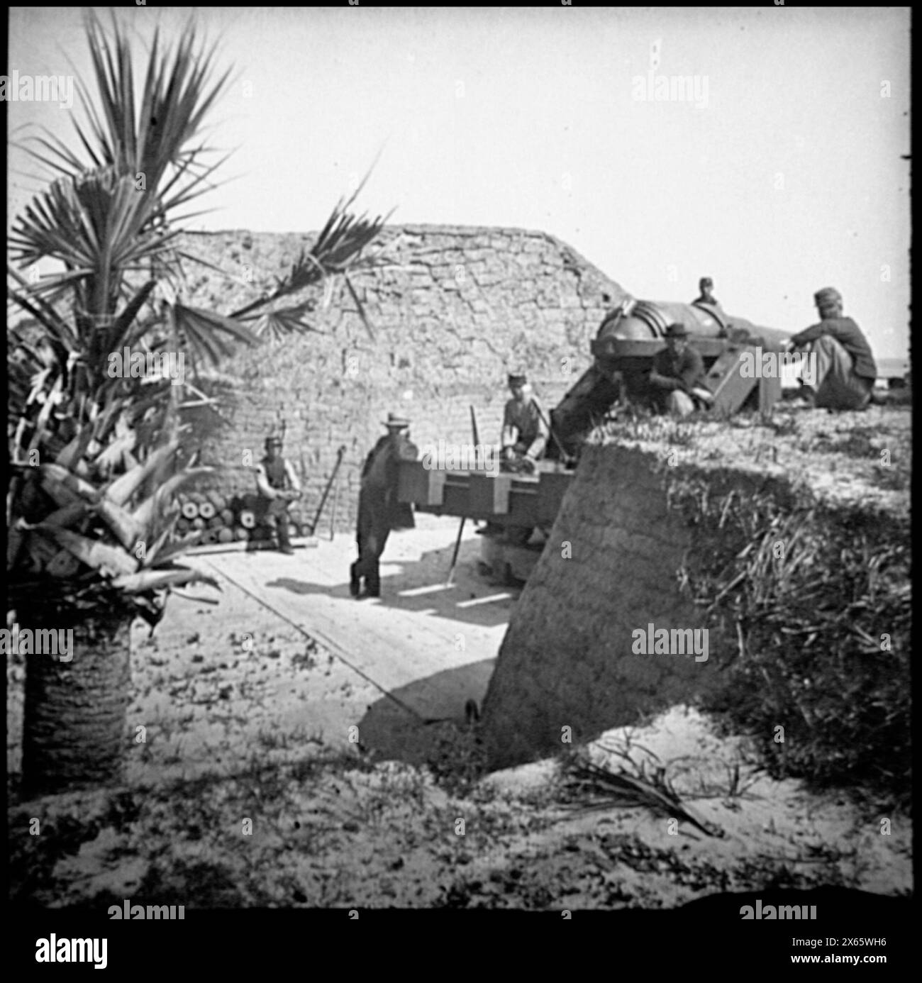 Charleston, S.C. Mounted gun, parapet of Fort Moultrie, Civil War ...
