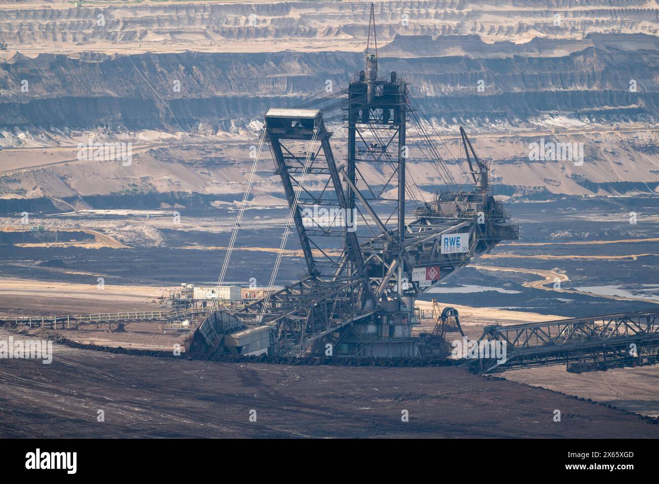 Schaufelradbagger Bagger 285 im Braunkohle-Tagebau Garzweiler, am 11.06 ...