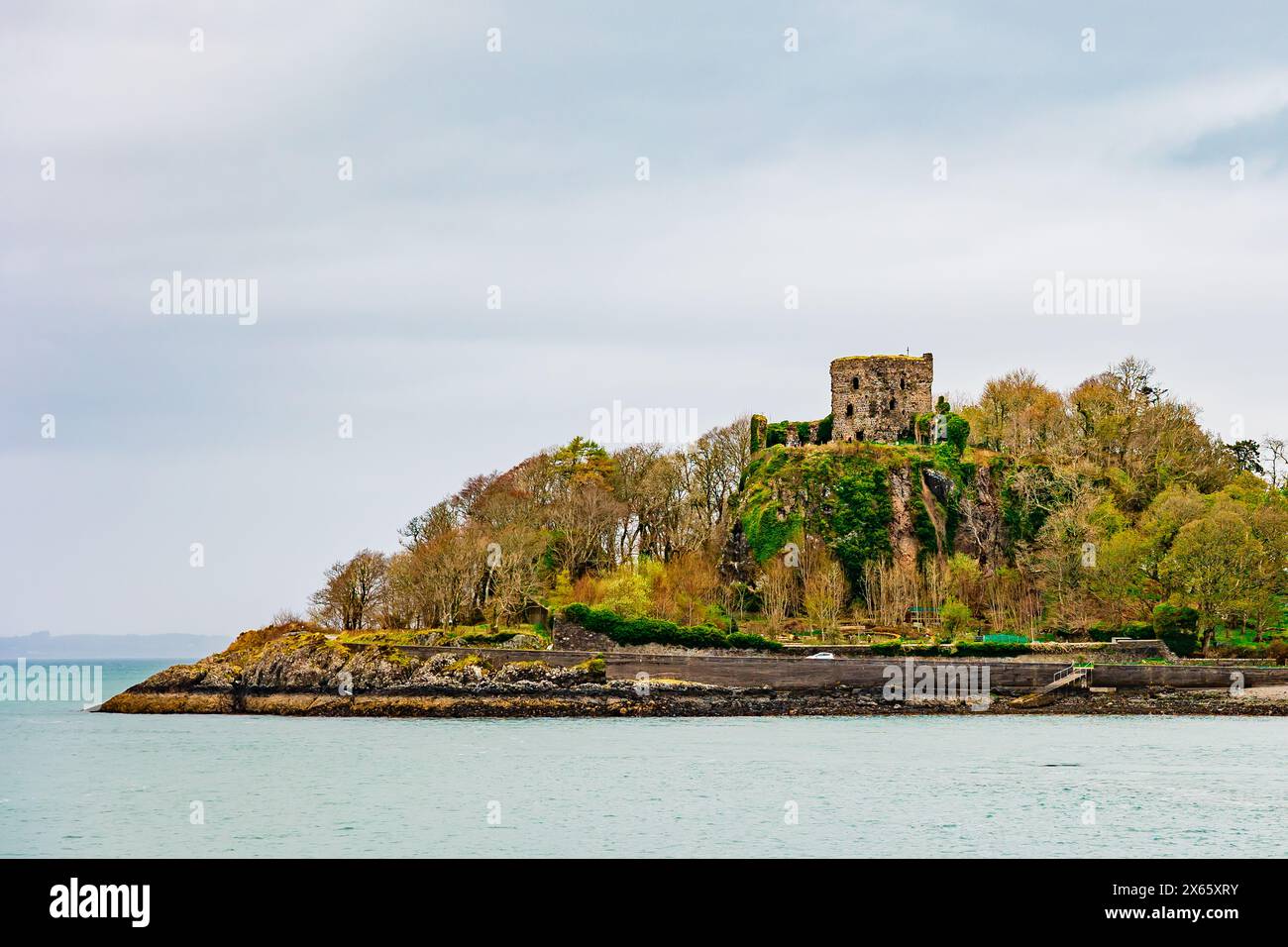 Scotland hill castle ruins hi-res stock photography and images - Alamy
