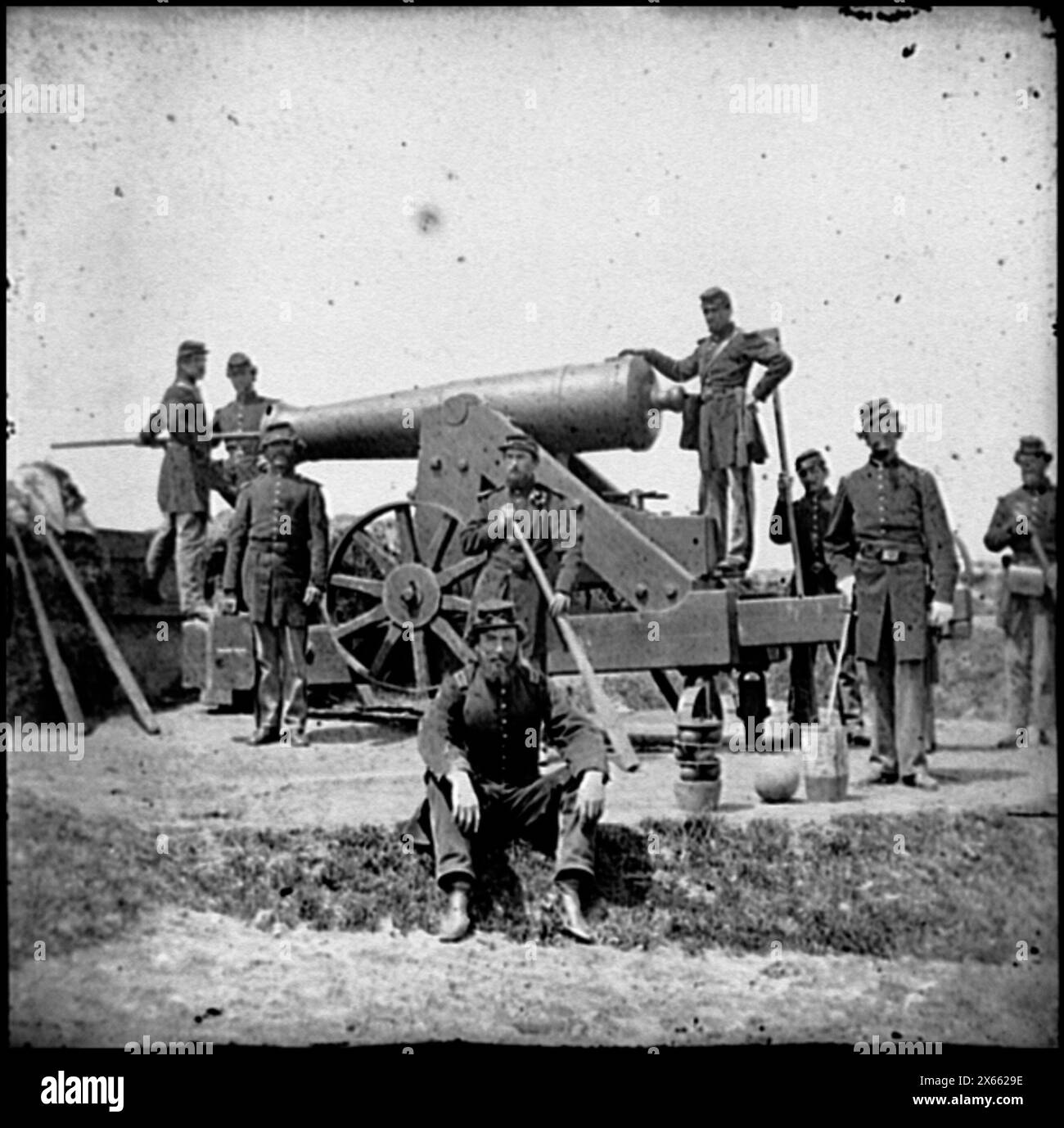Arlington, Va. Soldiers with 24-pdr. siege gun on wooden barbette ...