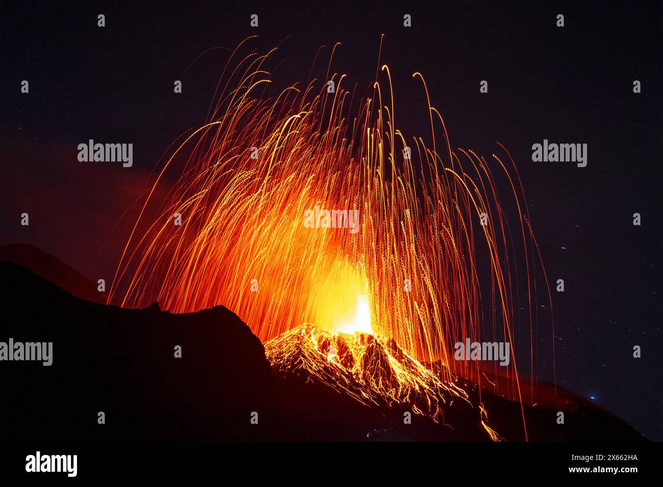 Gipfelbereich des stromboli hi-res stock photography and images - Alamy