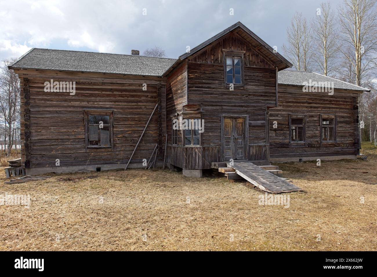 Log building grass roof hi-res stock photography and images - Alamy
