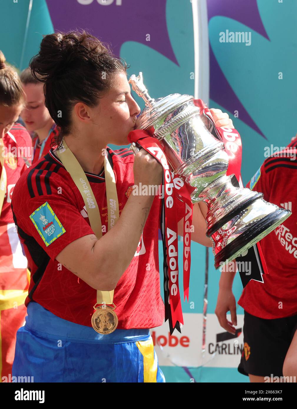 LONDON, ENGLAND - Lucia Garcia of Manchester United Women kissThe Women ...