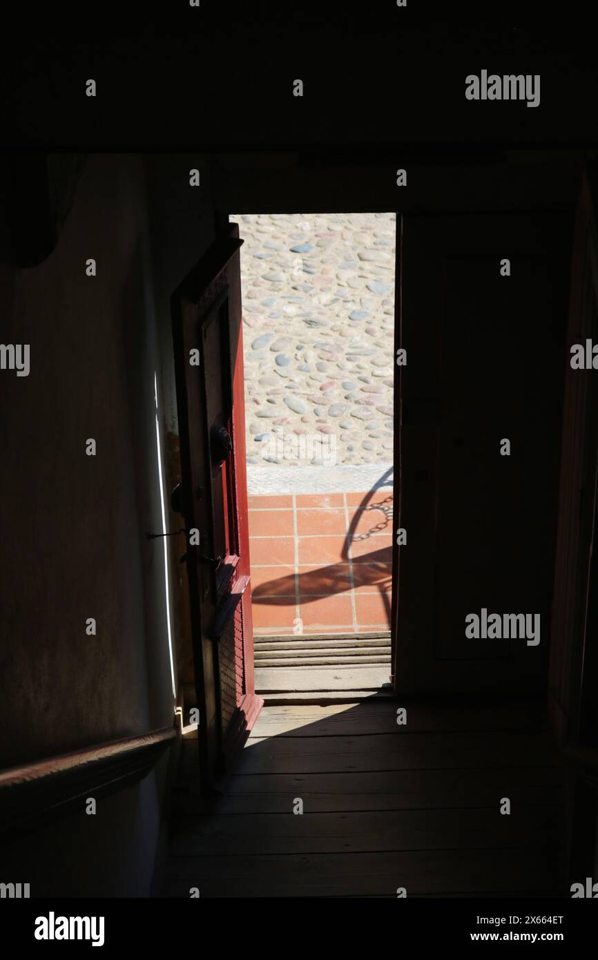 Portrait of an open door Stock Photo - Alamy