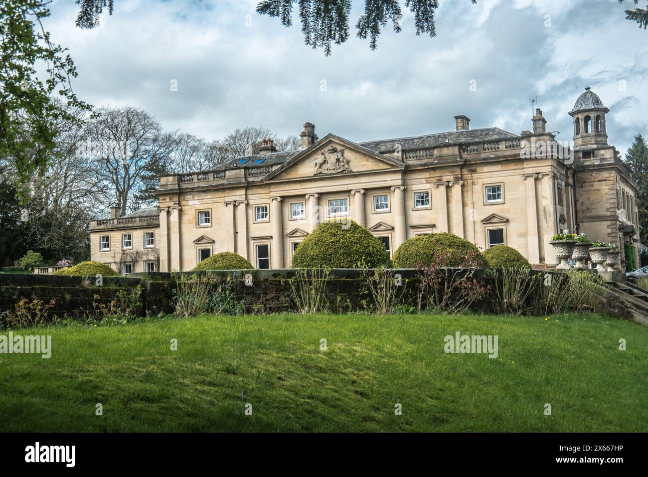 Family standing outside house uk hi-res stock photography and images ...