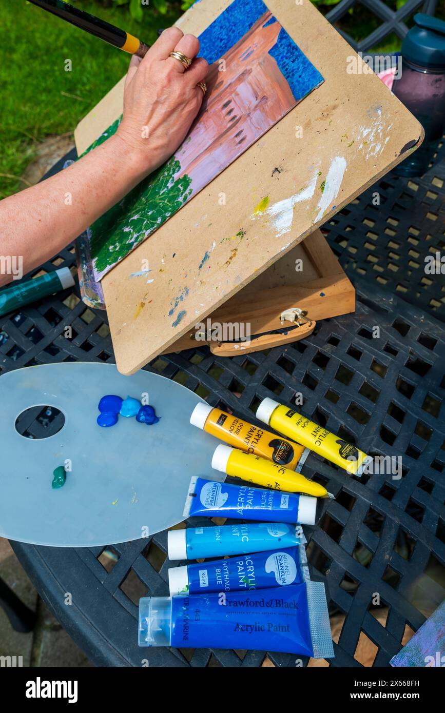 Artist palette and colour paint tubes Stock Photo - Alamy