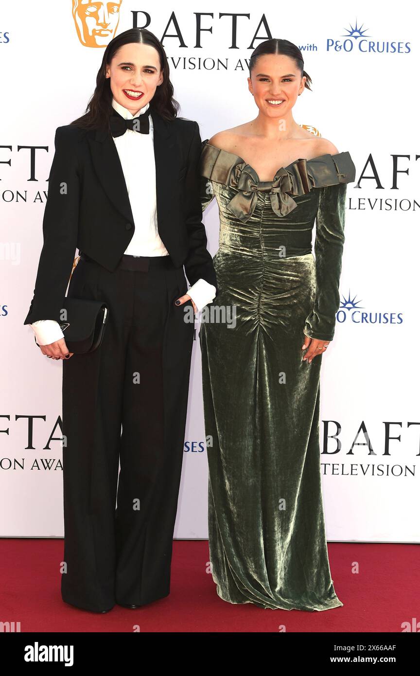 Kat Sadler und Lizzie Davidson bei der Verleihung der BAFTA TV Awards ...