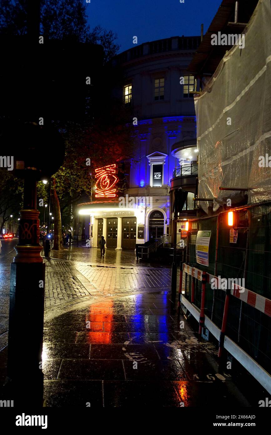 Raining in london hi-res stock photography and images - Alamy