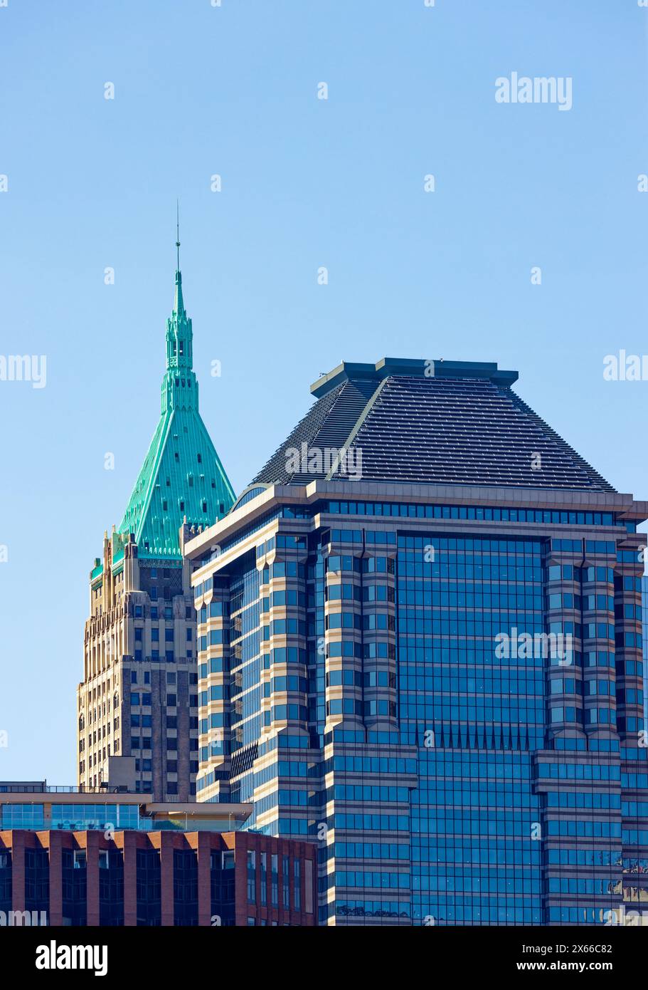 Pyramid office building hi-res stock photography and images - Alamy