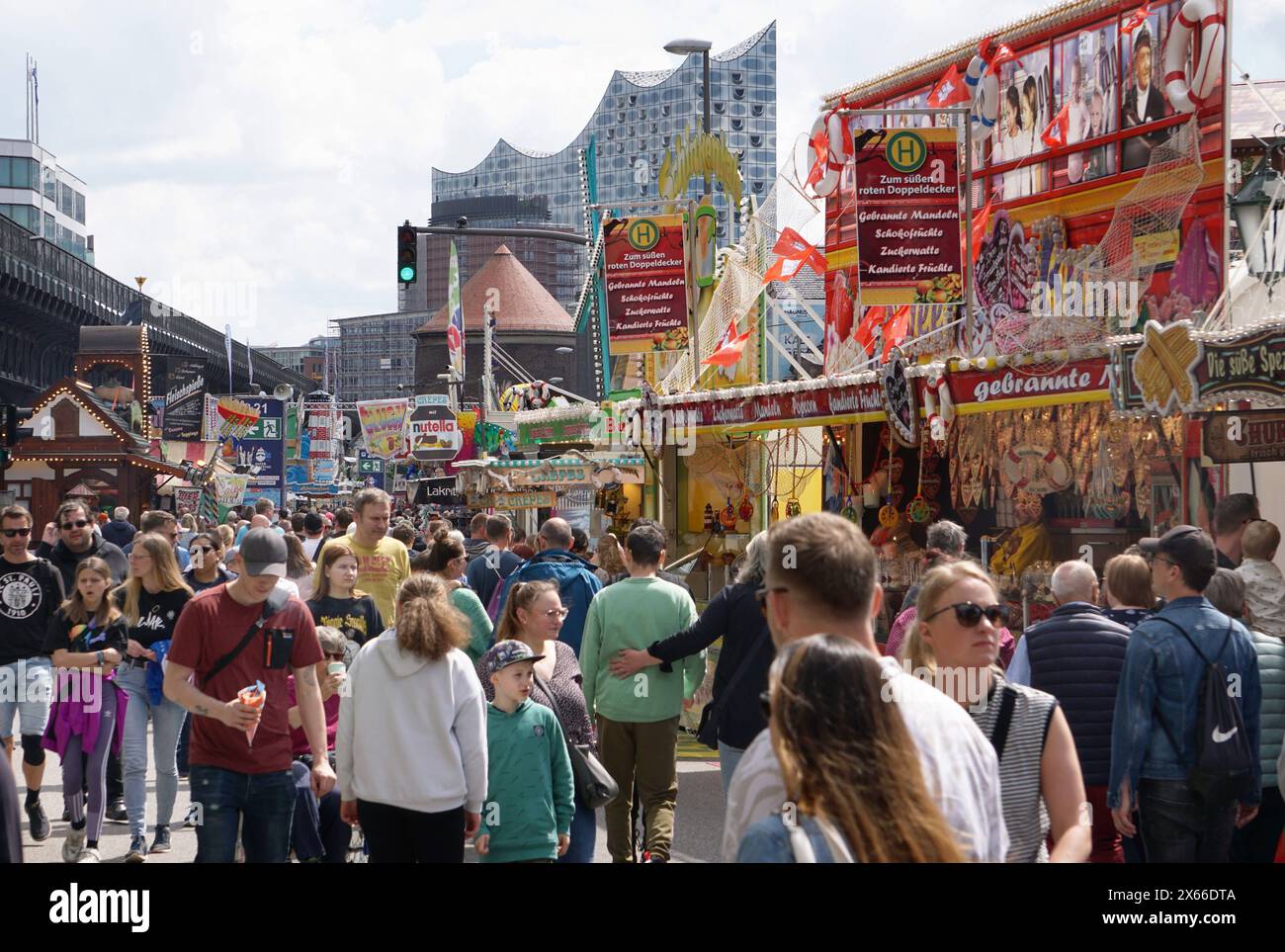 Fotos der Auslaufparade vom 835 Hamburger Hafengeburtstag vom 9. bis 12 ...