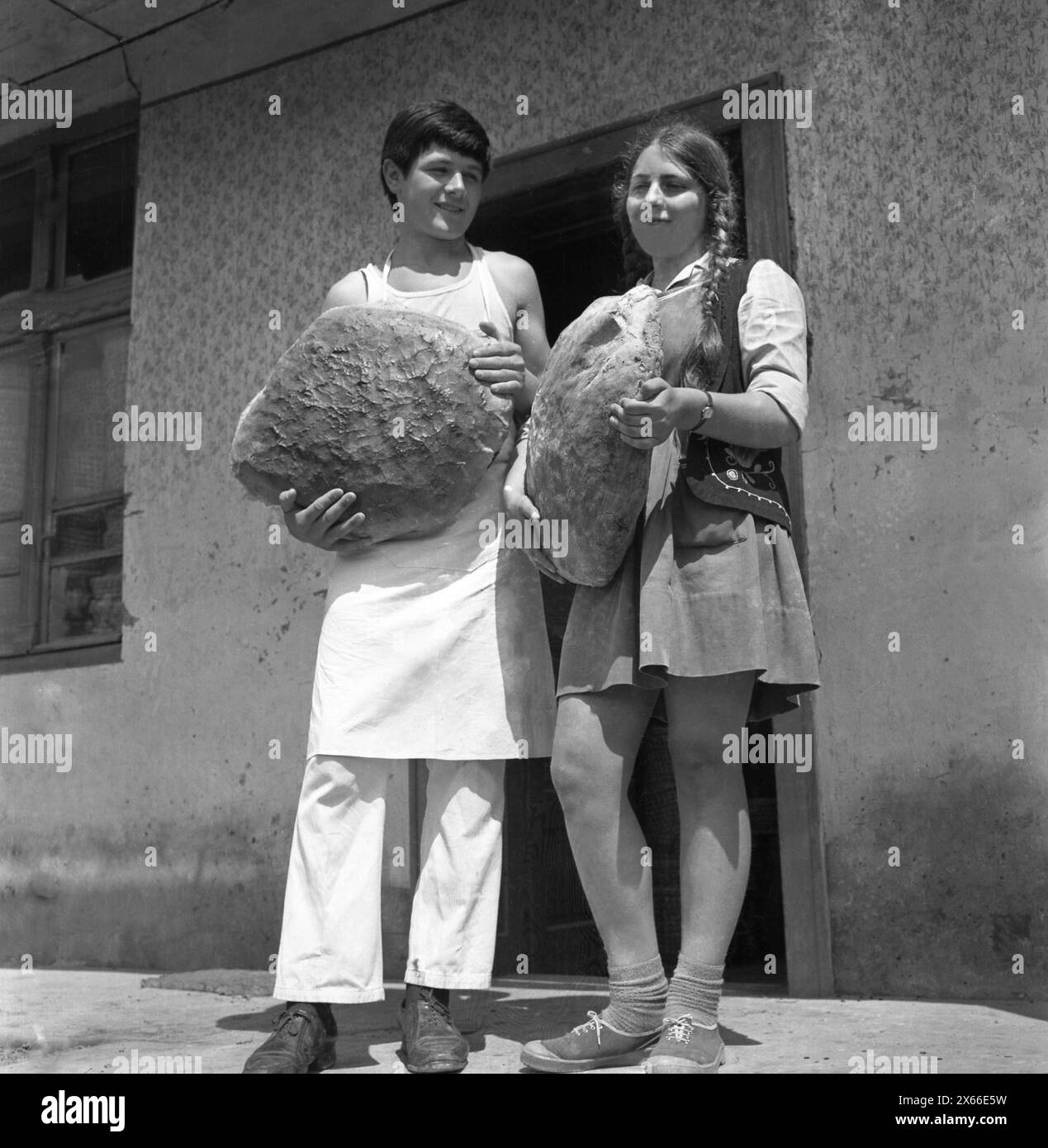 Socialist Republic of Romania, approx. 1975. A rural bakery in ...