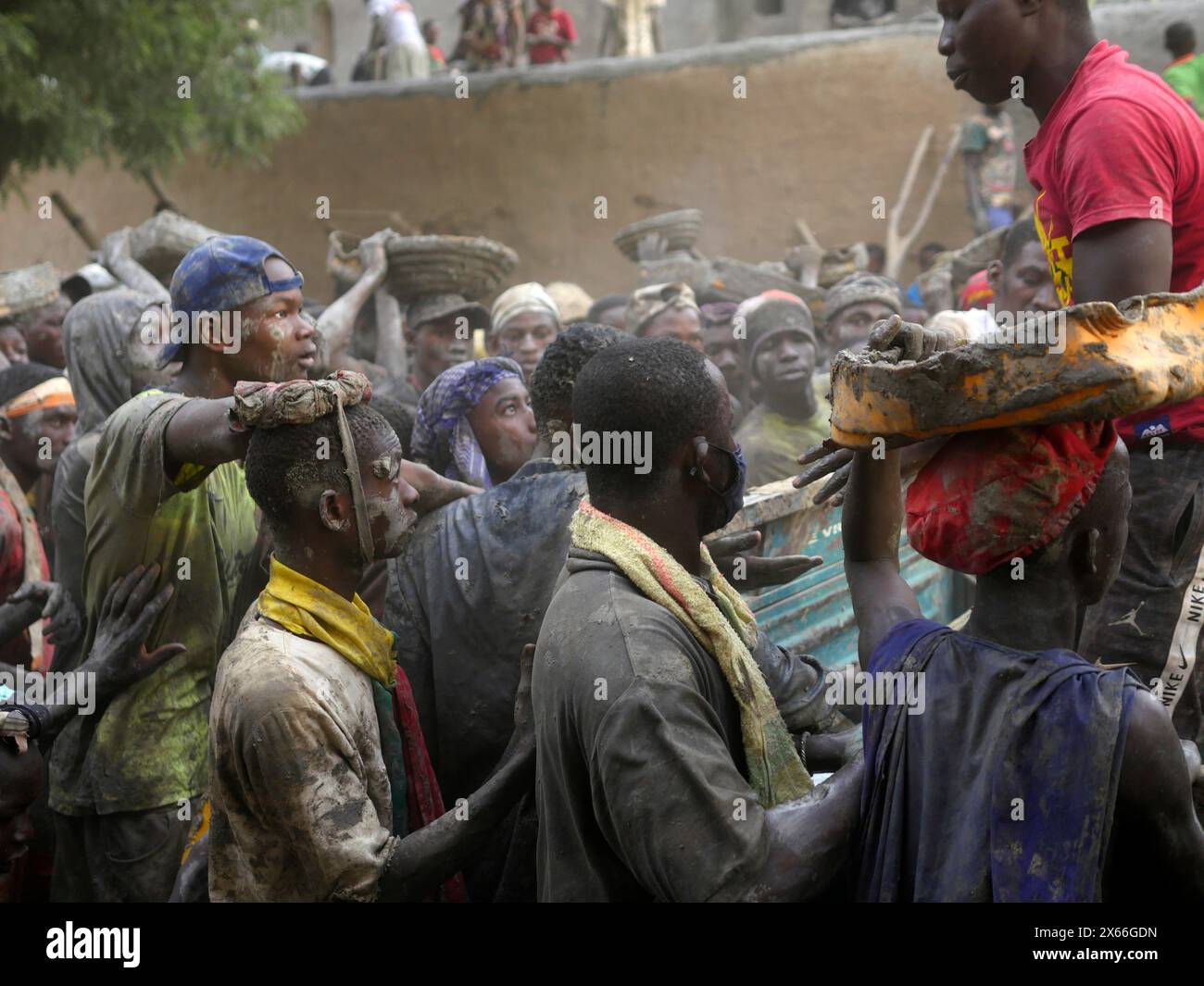 Malians take part in the annual replastering of the world's largest mud ...