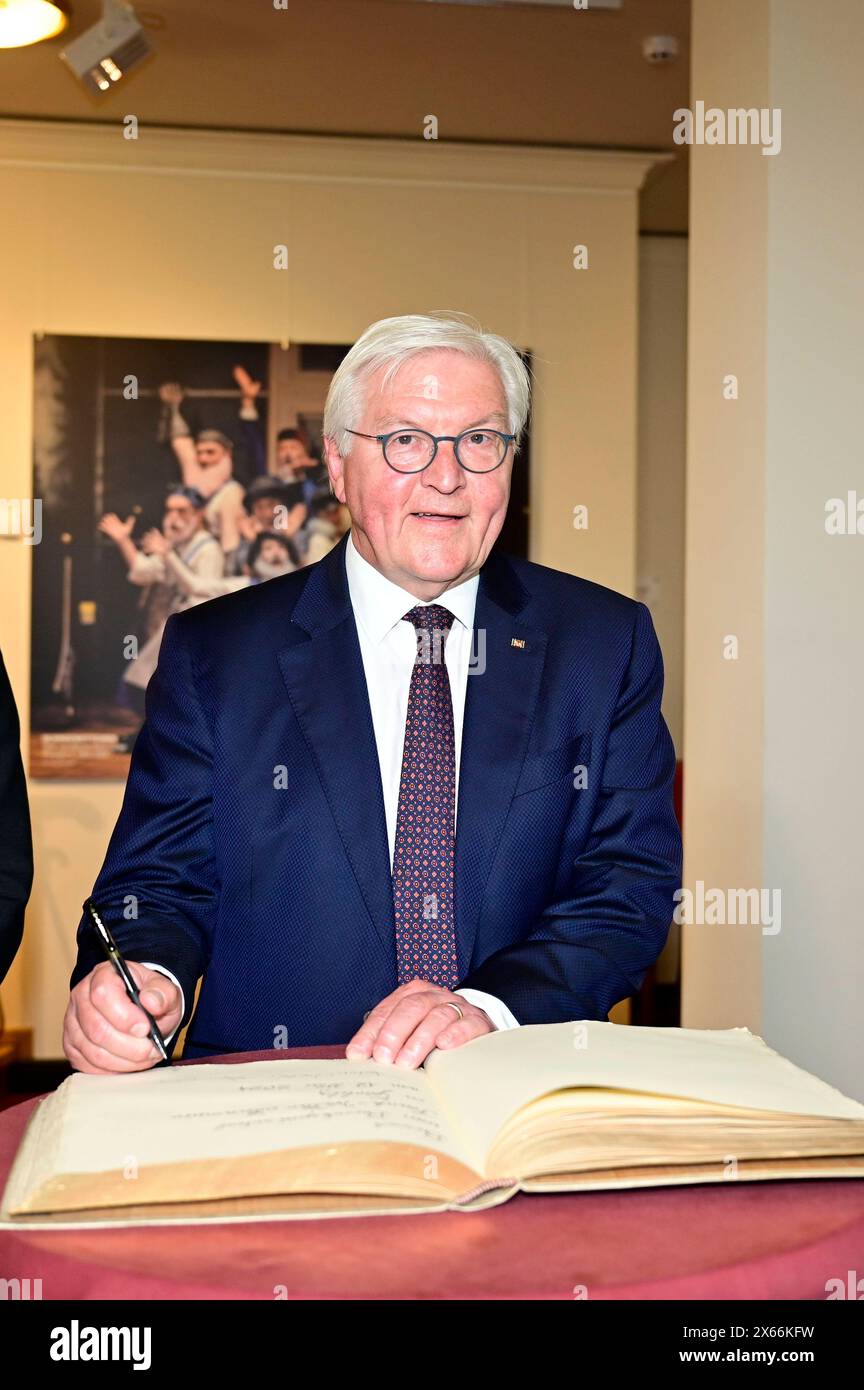 Frank-Walter Steinmeier beim Eintrag in das Goldene Buch im Gerhart ...