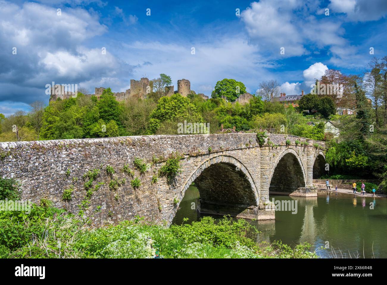 Ludlow Castle overlooks Dinham Bridge and the River Teme, Shropshire ...