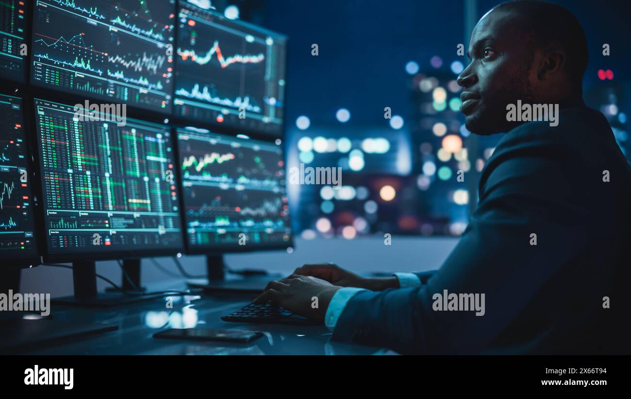 African american analyst works hi-res stock photography and images - Alamy
