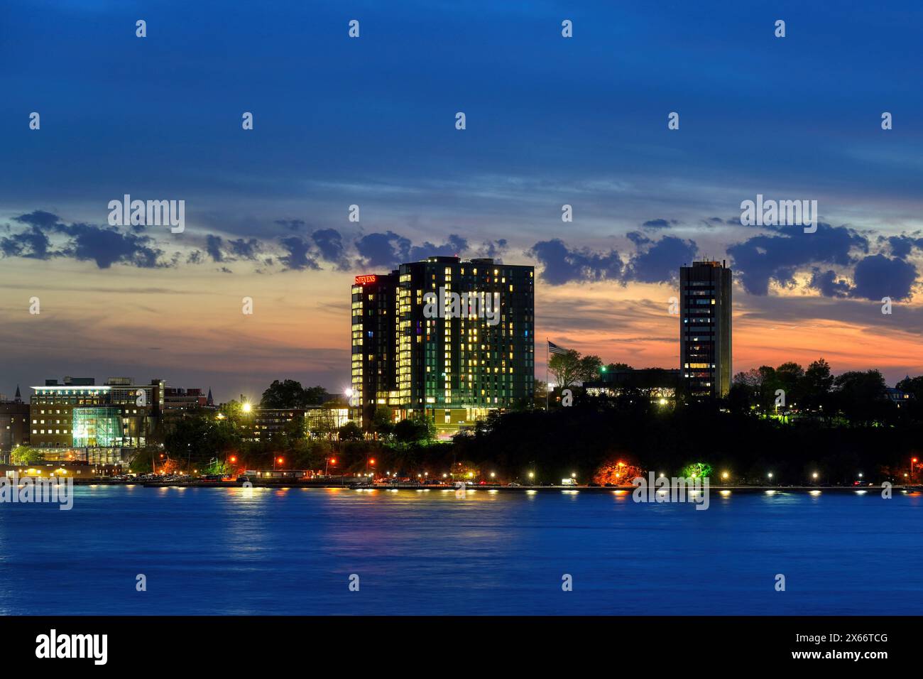 Pier 57 rooftop park hi-res stock photography and images - Alamy