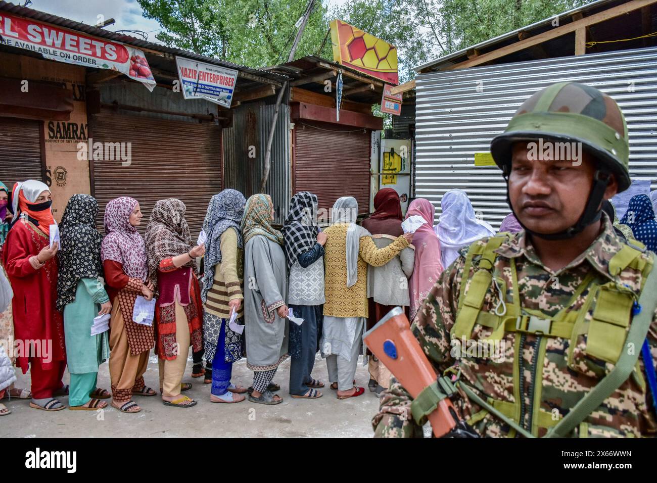 Kashmir, India. 13th May, 2024. A paramilitary trooper stands alert as ...