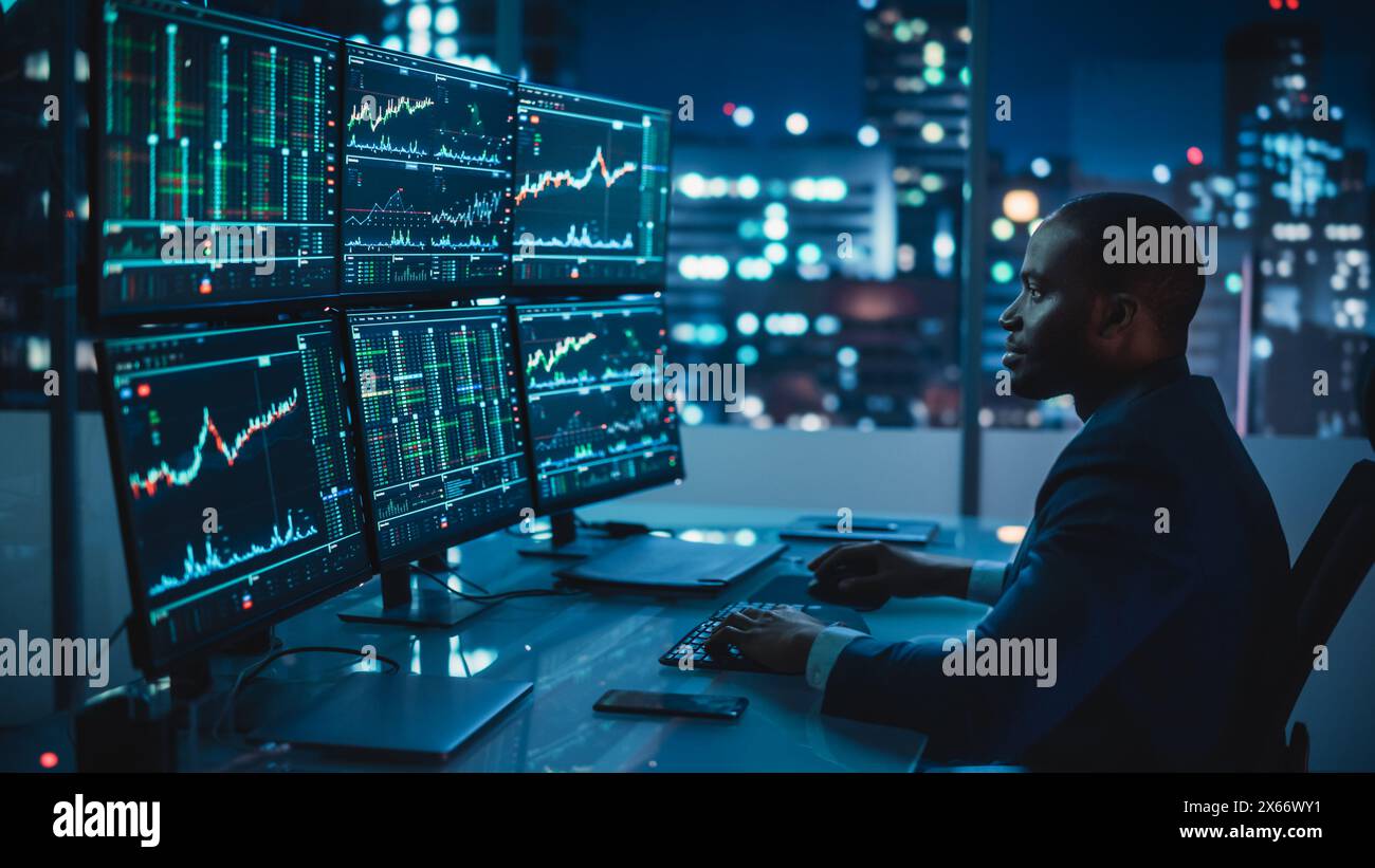 African american analyst works hi-res stock photography and images - Alamy